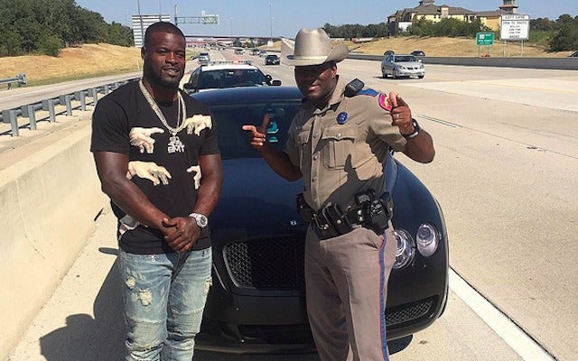 Cop who took picture with Cowboys RB could face disciplinary action ...