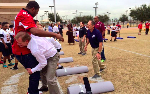 LOOK: Here's what Roger Goodell looks like trying to tackle someone ...