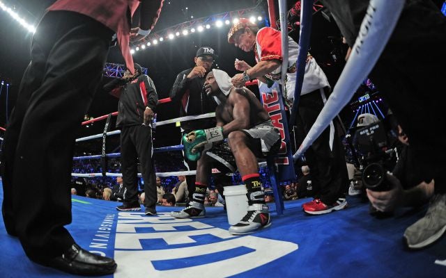 WATCH: Mayweather's emotional moment with father during final fight ...