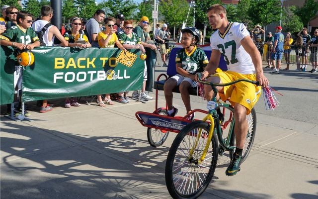 LOOK: Jordy Nelson, Eddie Lacy ride bikes into Packers camp - CBSSports.com