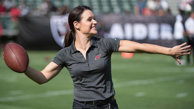 Cards assistant Jen Welter explains what it's like to coach NFL players ...