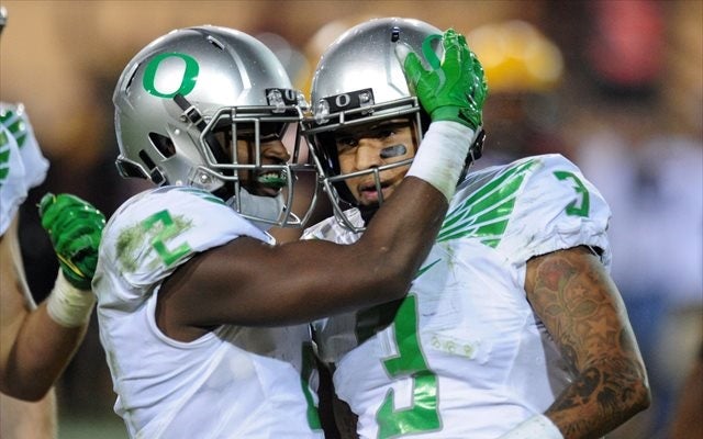 Oregon scores miracle TD thanks to WR's butt; Ducks win 61-55 in 3OT ...