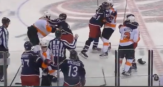 Wayne Simmonds fights Brandon Dubinsky after kneeing incident ...