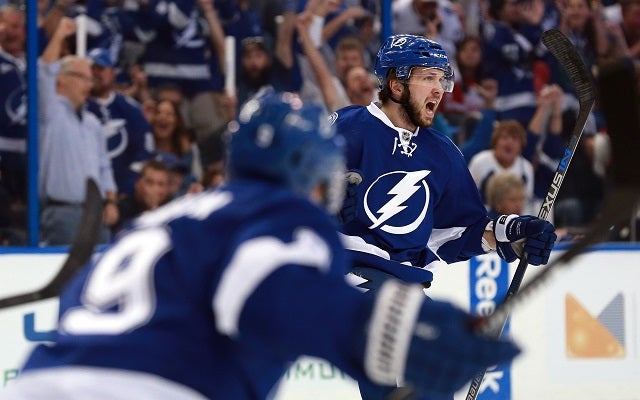 NHL playoffs takeaways: Lightning up 2-0; Blackhawks even series ...