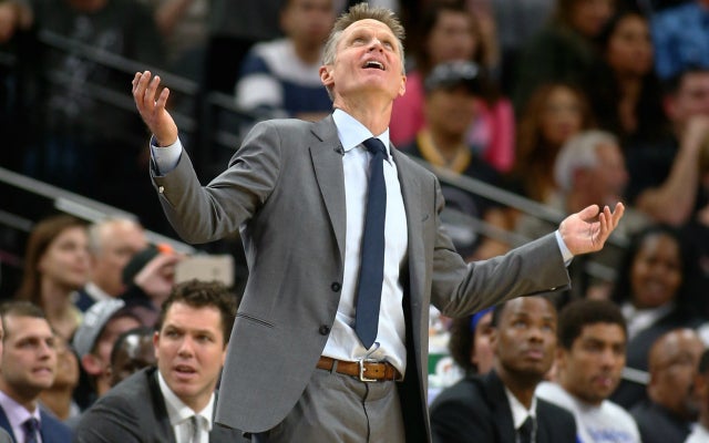 Steve Kerr 開玩笑表示：「我忘記了現在的 NBA 容許走步，我真蠢」 | 籃球場 | 籃球地帶 - FanPiece