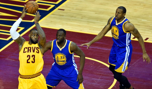 WATCH: LeBron James finds Timofey Mozgov with behind-the-head pass ...