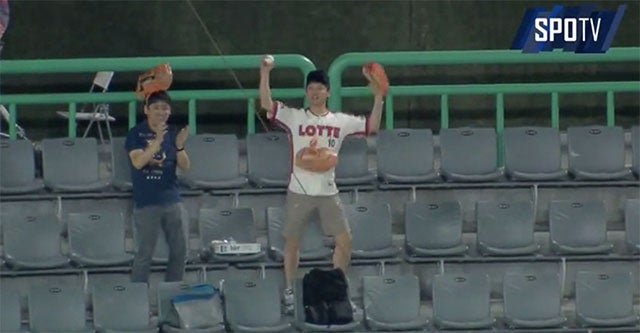 WATCH: This bat flip from Korea might be epic - CBSSports.com