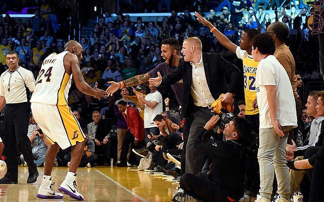 WATCH: Kobe sinks huge 3-pointer, honors Paris train attack heroes ...