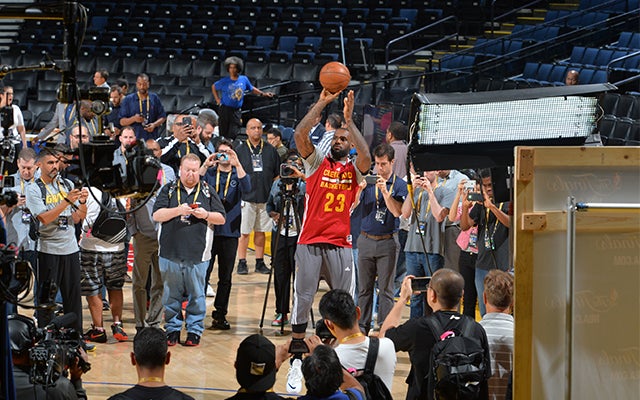 LeBron James turns media availability into own private shootaround ...