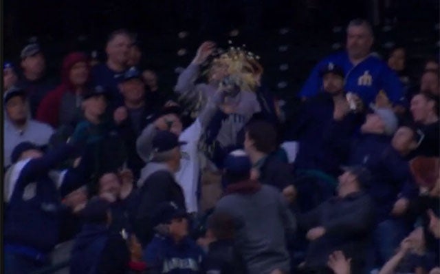 Mariners fan snags David Freese foul ball with full tub of popcorn ...