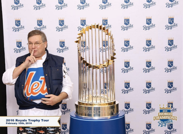 LOOK: Stealth Mets fan poses with Royals' World Series trophy ...